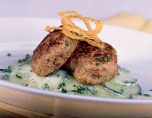 Fleischlaberl mit Rahm-Gurkensalat Rezept - ichkoche.at