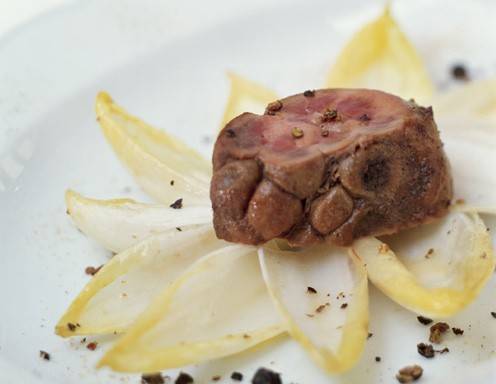 Kalbsniere im Ganzen gebraten, auf gedämpftem Chicorée Rezept - ichkoche