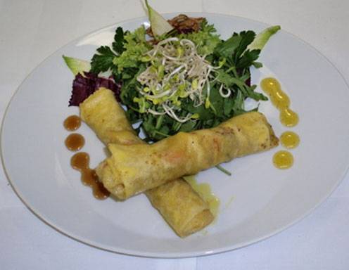 Frühlingsrolle vom Maishendl mit Rucolasalat Rezept - ichkoche.at