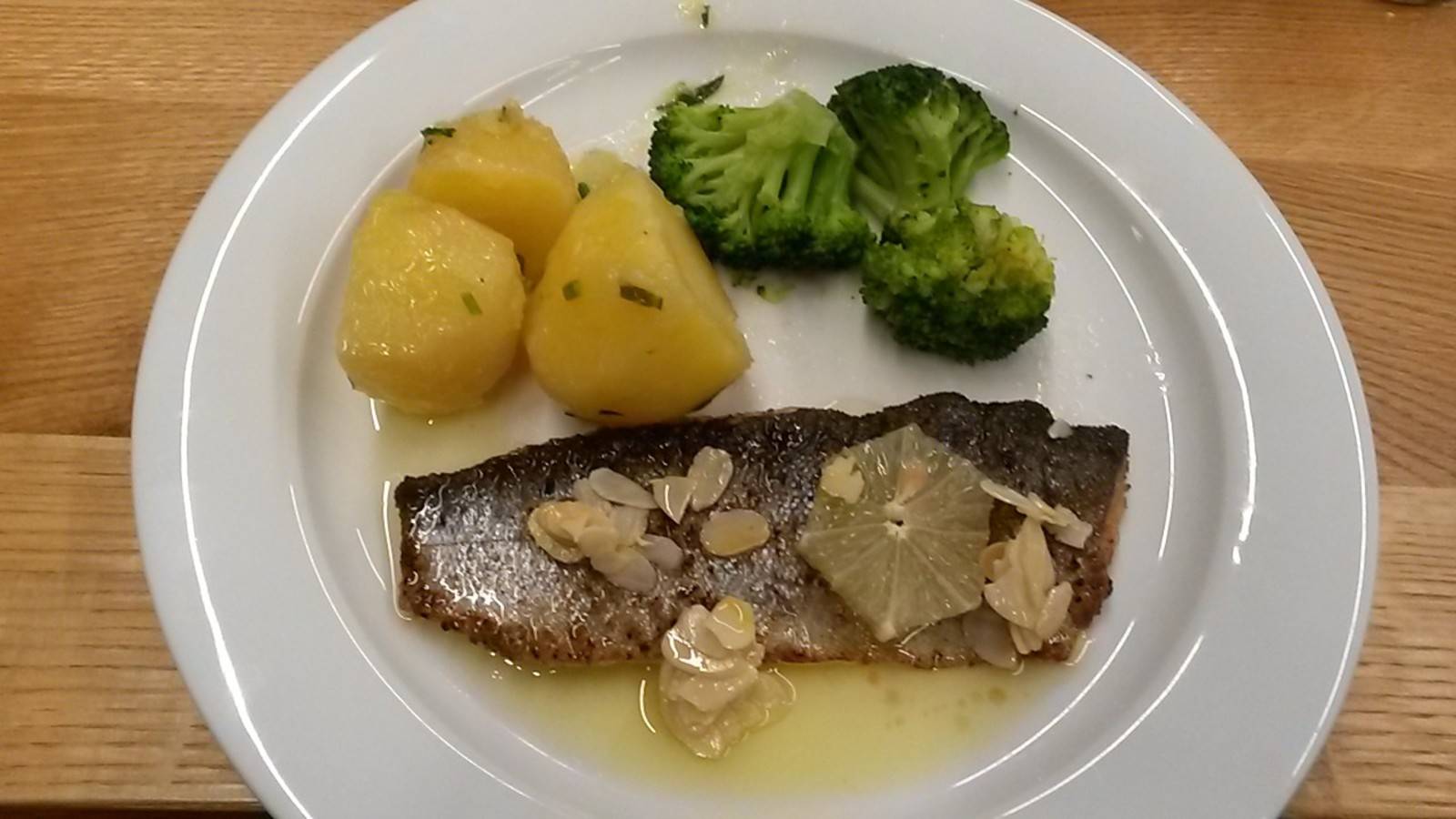 Forellenfilets mit Mandelbutter Rezept - ichkoche.de