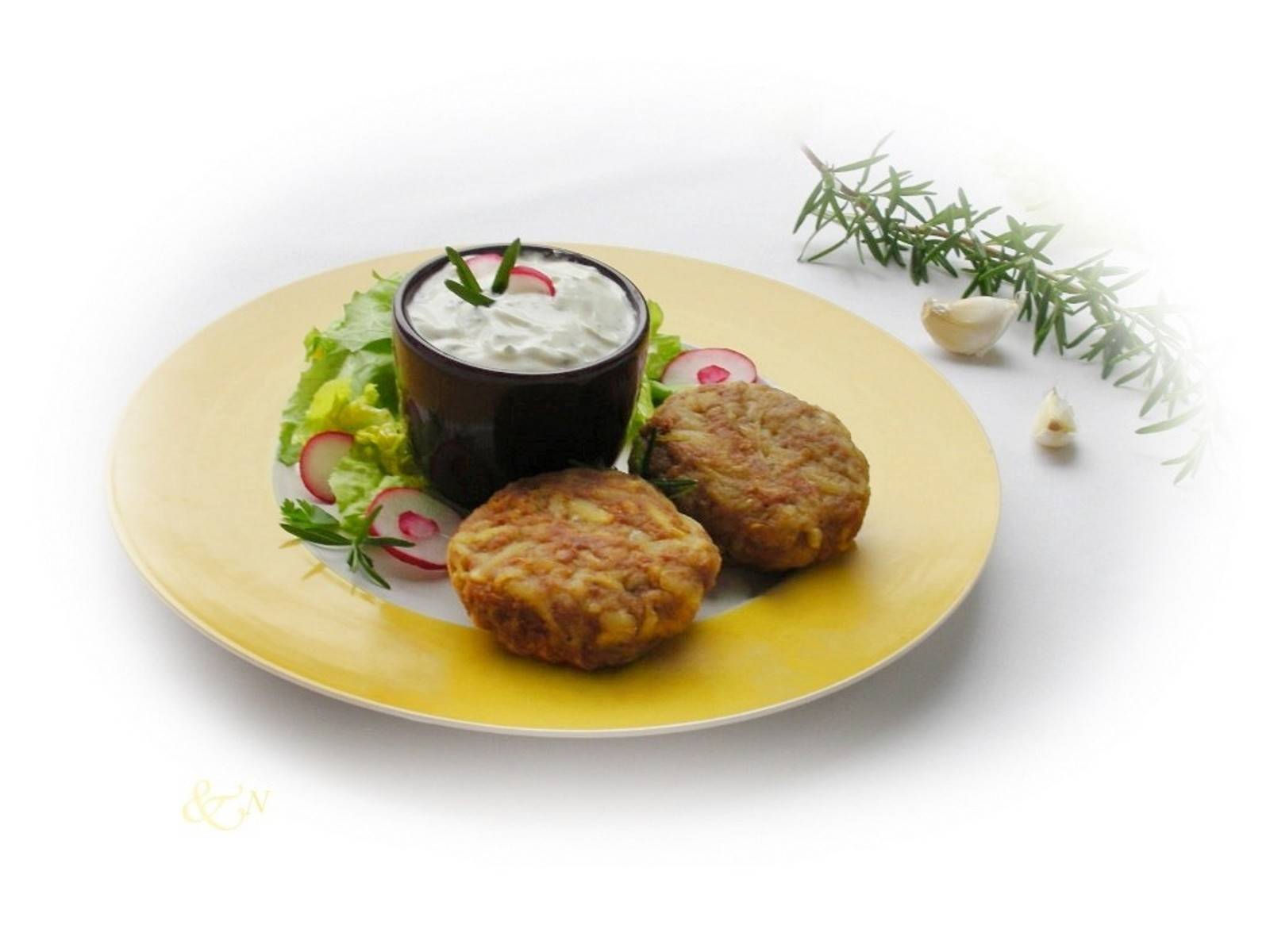 Erdäpfel-Fleischlaibchen mit Joghurt-Knoblauchdip Rezept - ichkoche.de