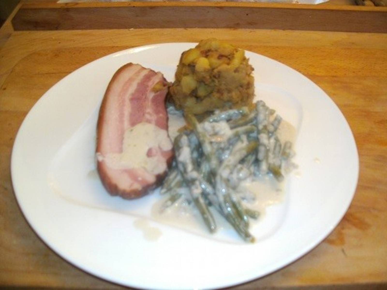 Kaiserfleisch mit Rahmfisolen und Erdäpfelschmarrn Rezept - ichkoche.at