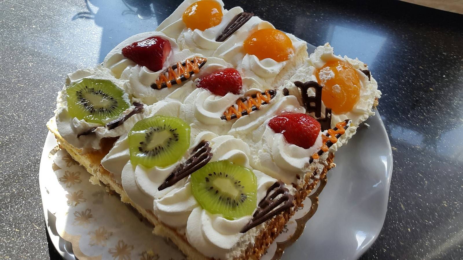 Joghurt-Obers-Torte mit Früchten Rezept - ichkoche