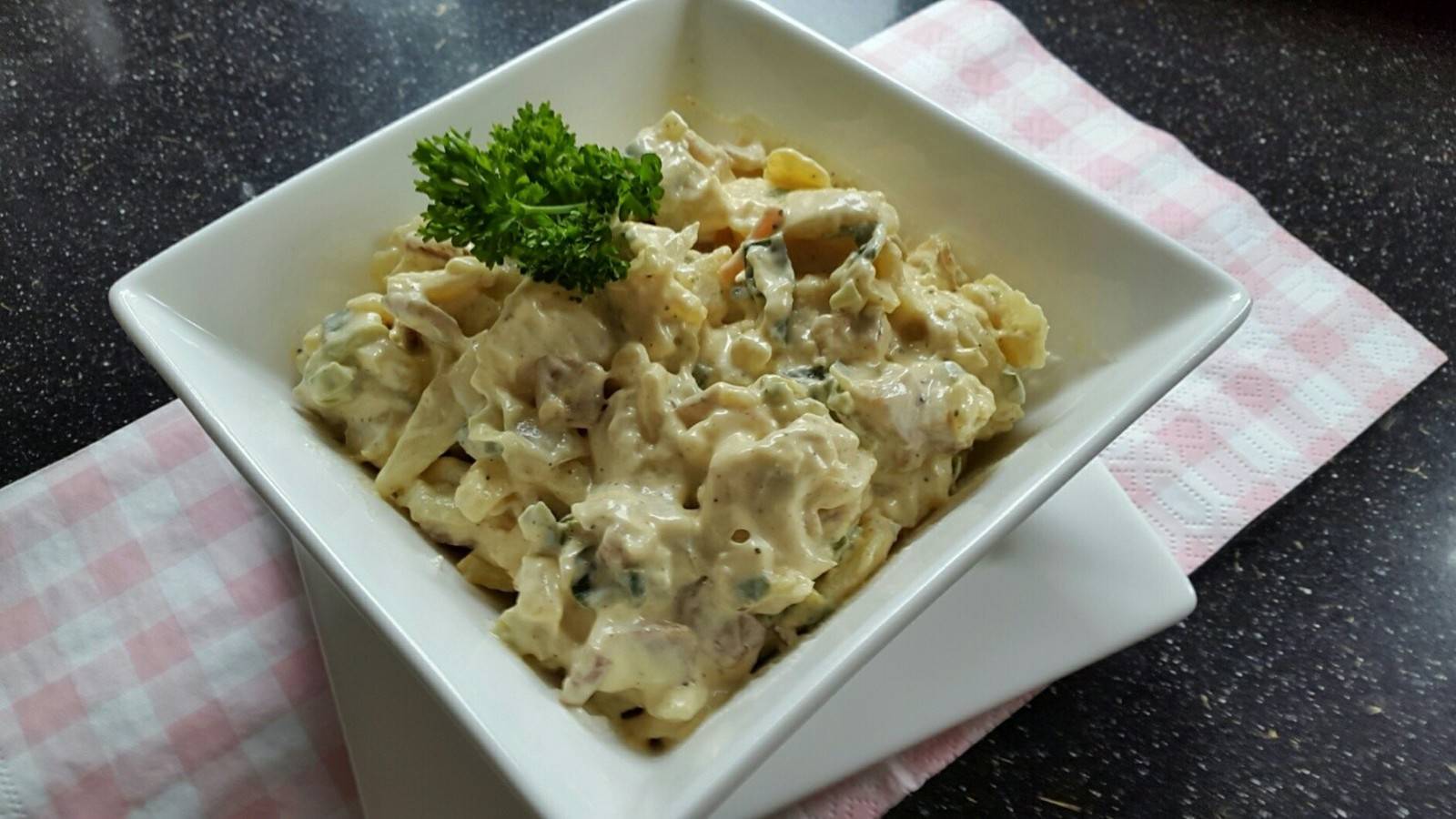 Bacon-Curry Erdäpfelsalat Rezept - ichkoche.de