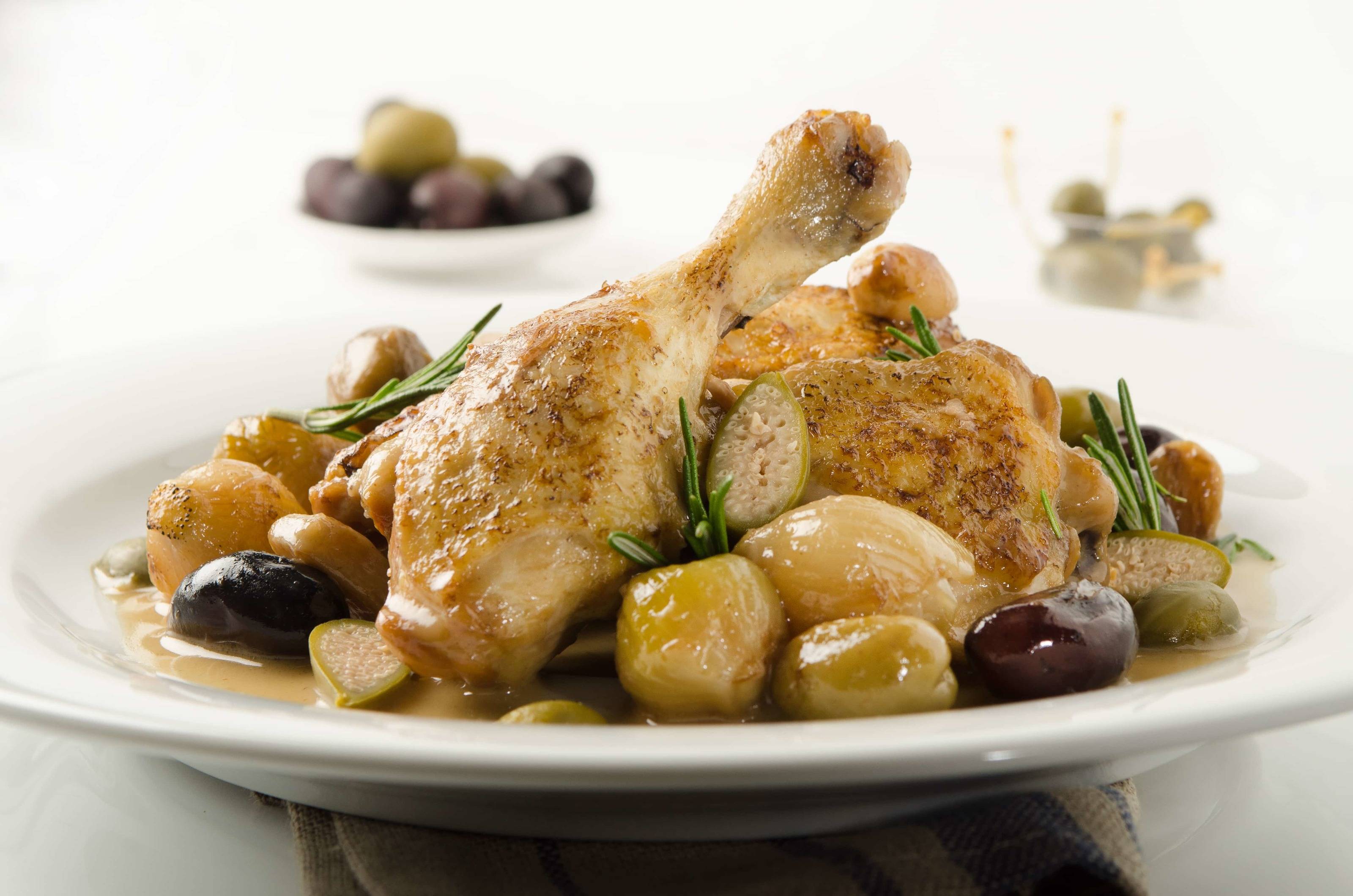 Geschmortes Hendl mit Knoblauch und Oliven Rezept - ichkoche.ch