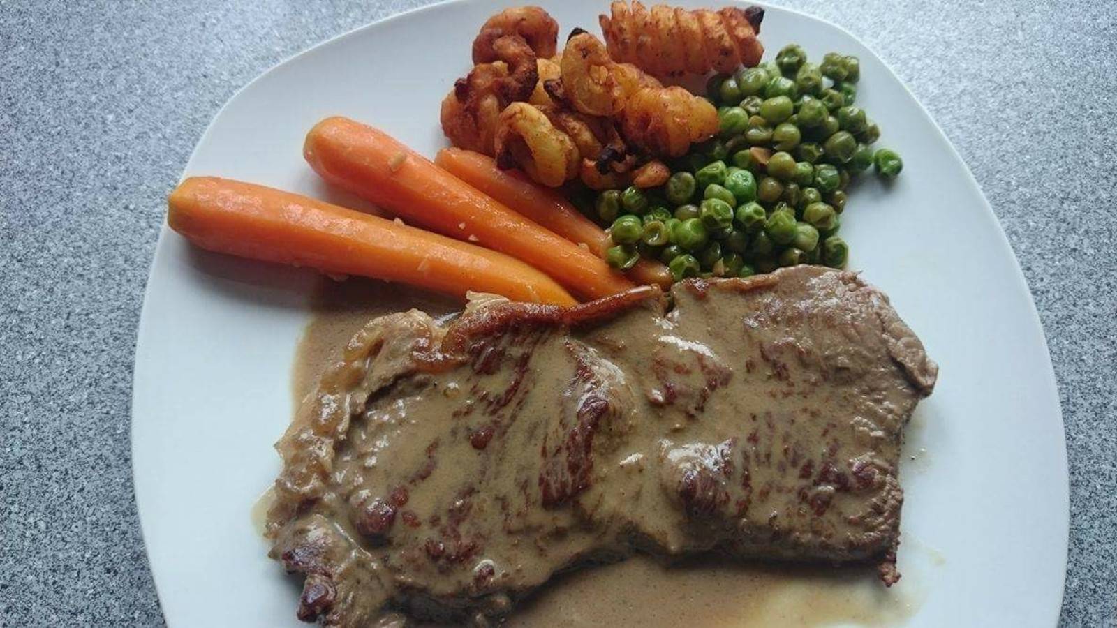 Beiried mit Karotten, Erbsen und Spiralkartoffeln Rezept - ichkoche.at