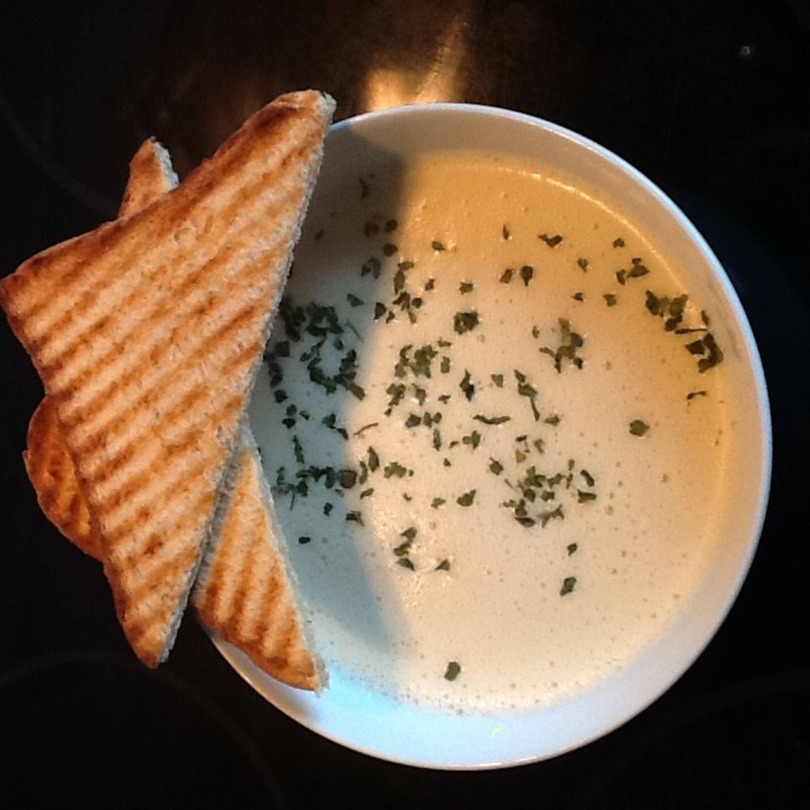 Rieslingsuppe mit Toastecken Rezept - ichkoche
