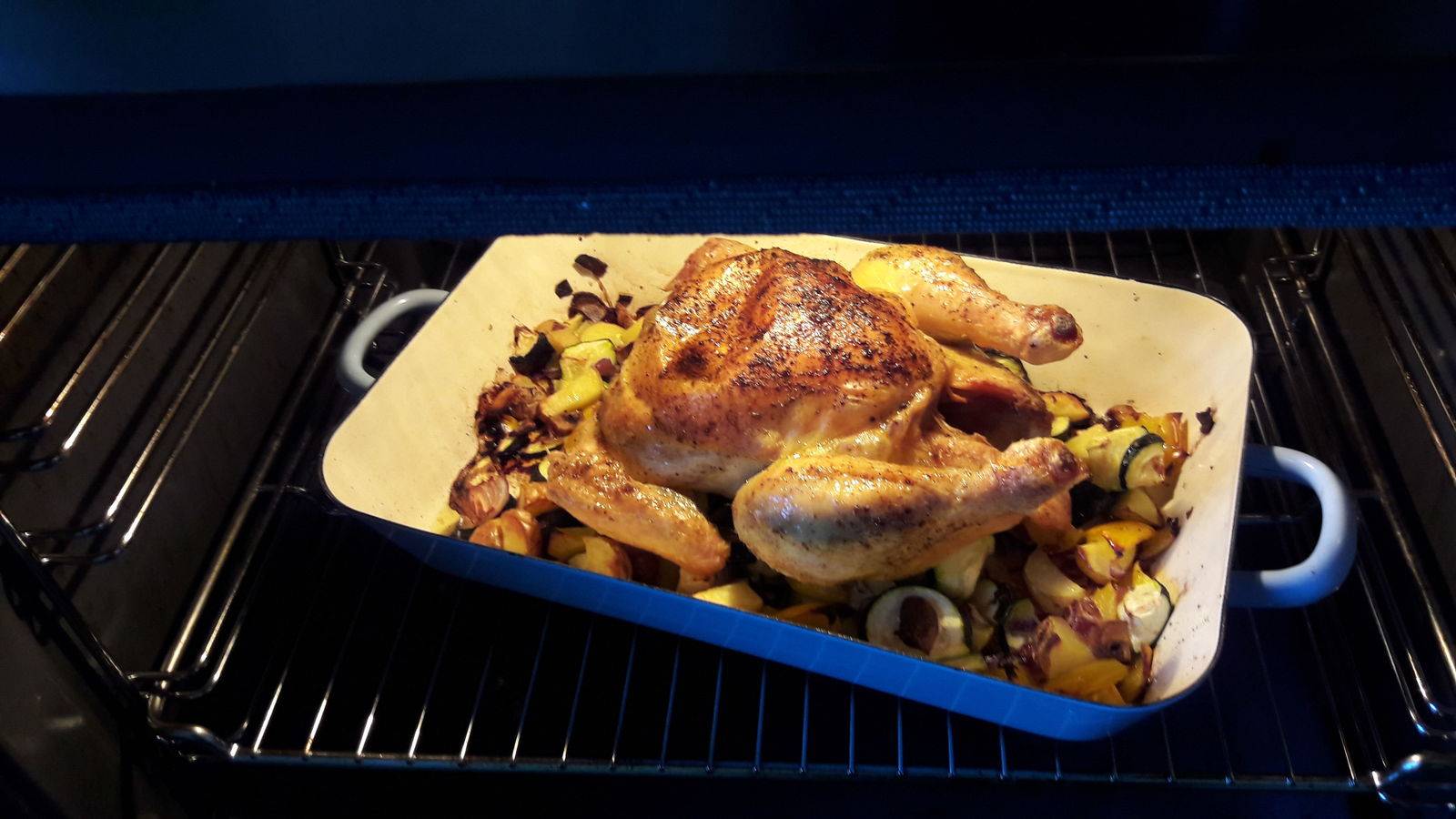 Gebratenes Huhn mit heurigen Erdäpfeln Rezept - ichkoche.at