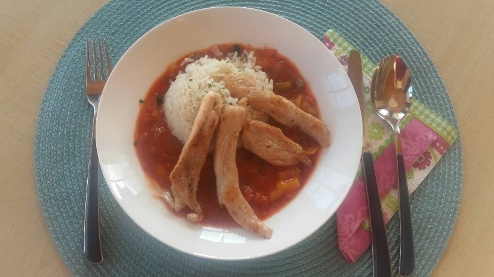 Letscho mit Reis und gebratenen Putenstreifen Rezept - ichkoche.ch