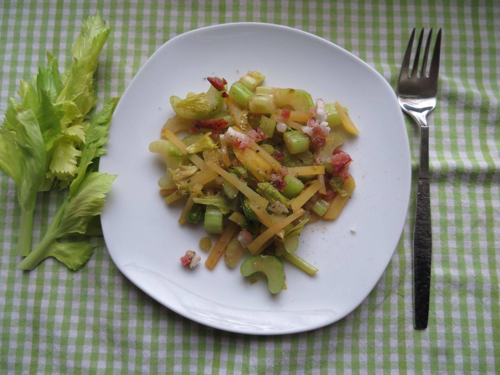Schnelle Selleriepfanne mit Kartoffeln und Speck Rezept - ichkoche.de