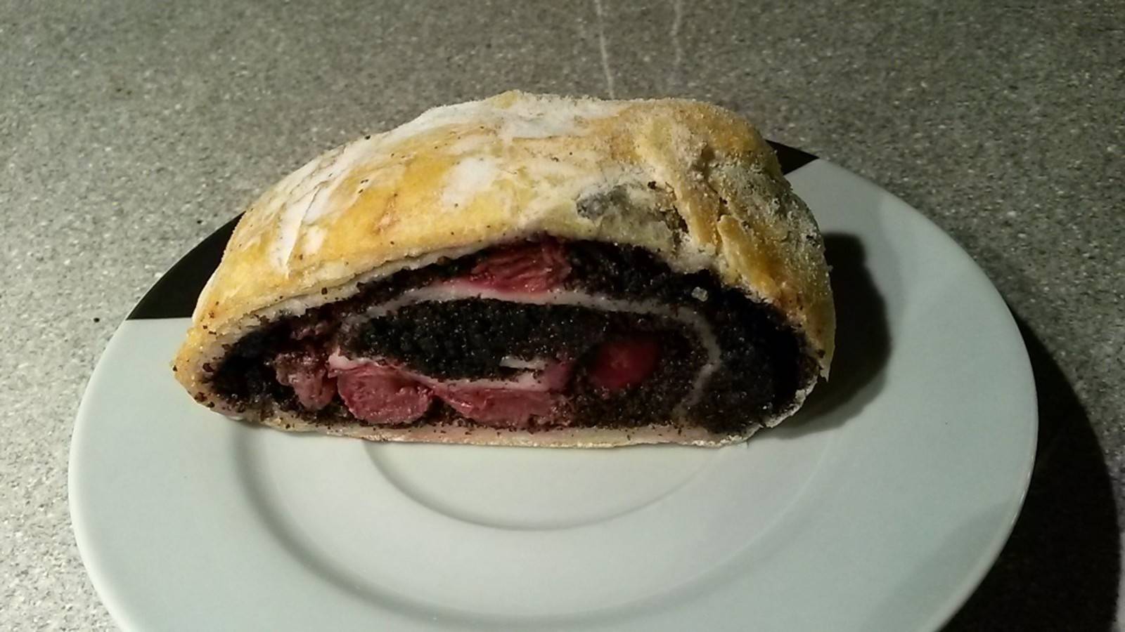 Mohnstrudel mit Weichseln Rezept - ichkoche.ch