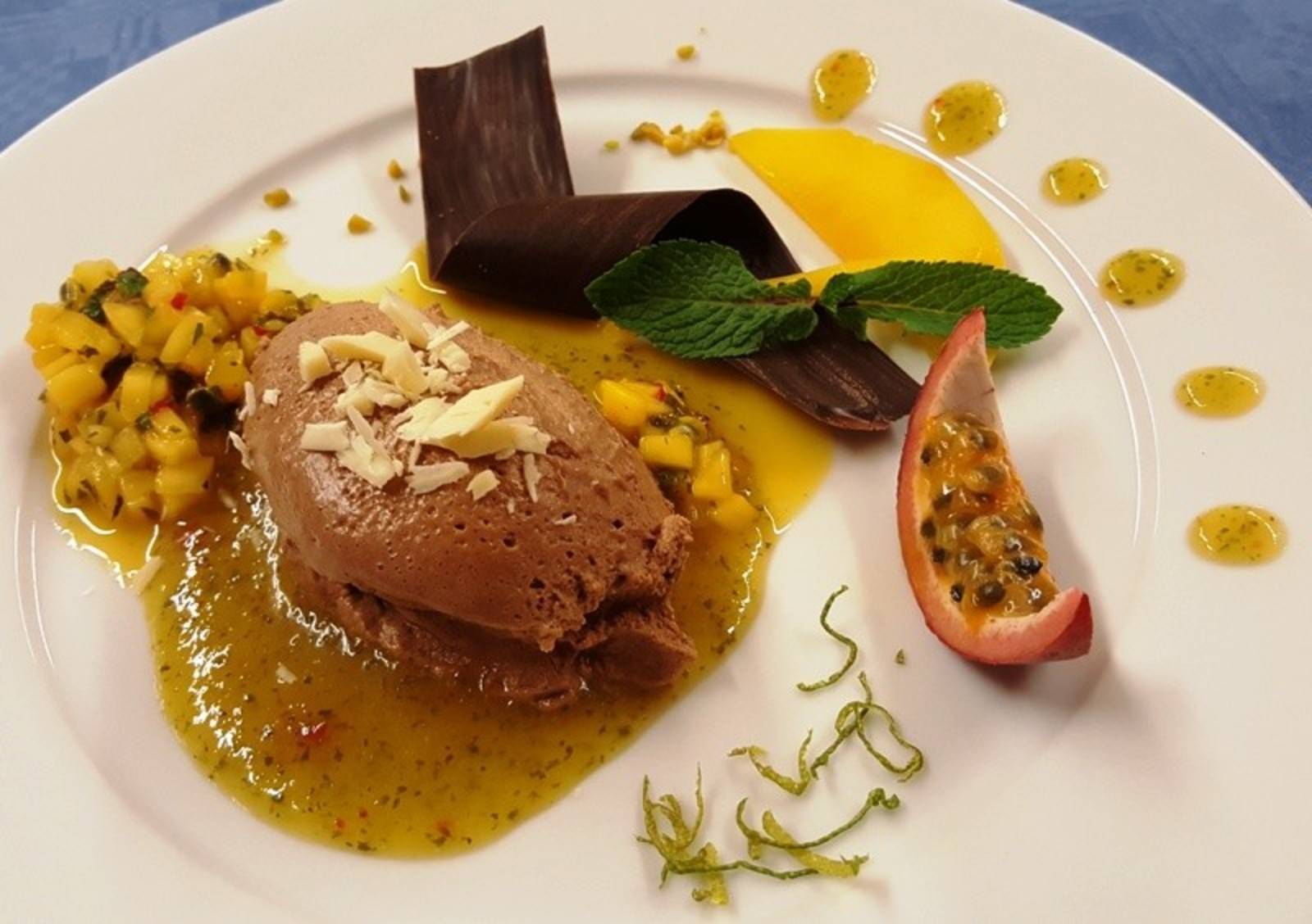 Toblerone-Mousse mit Mango-Passionsfrucht-Chili Rezept - ichkoche.ch