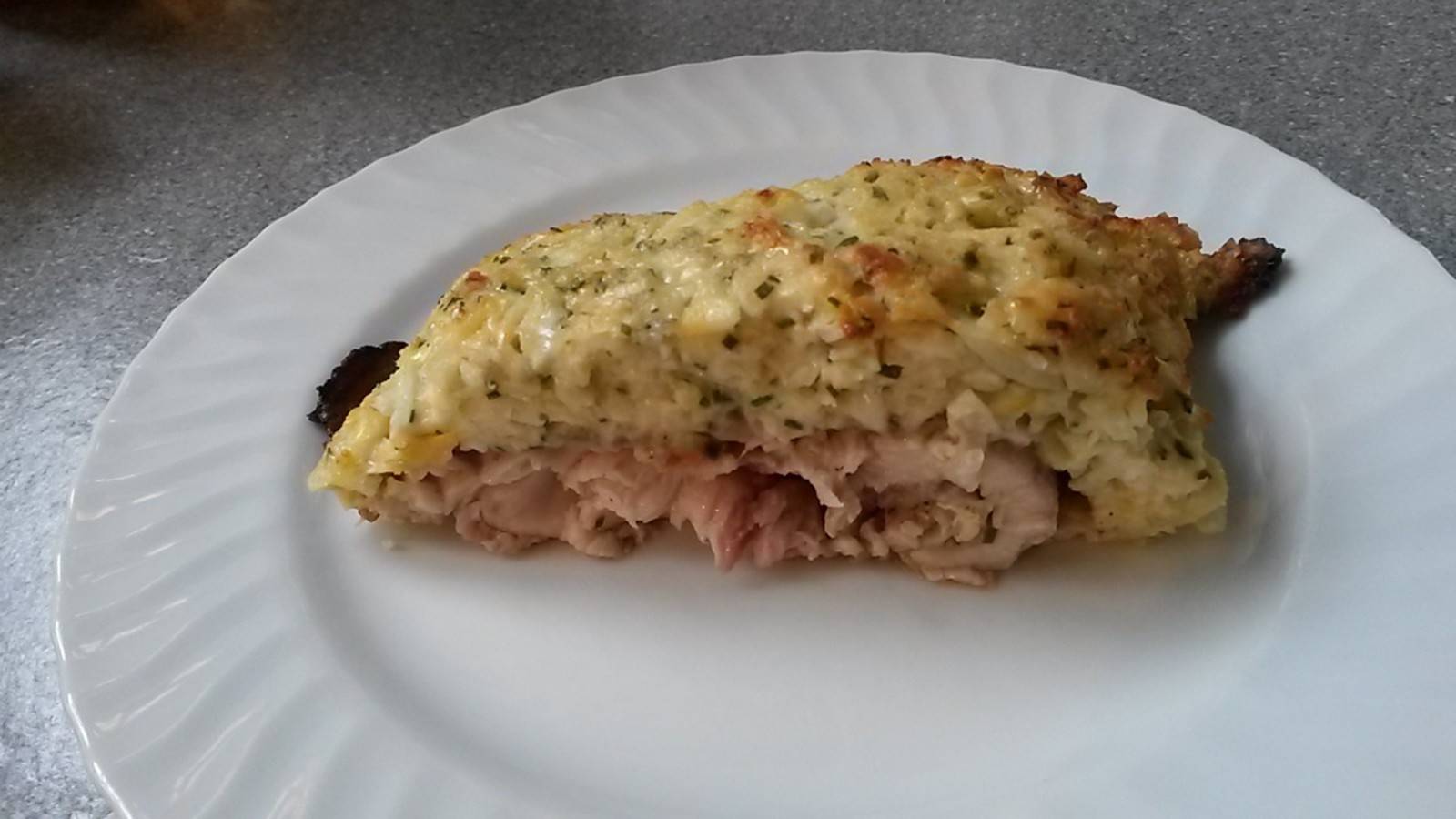 Welsfilet mit Zwiebel-Käsekruste Rezept - ichkoche.de