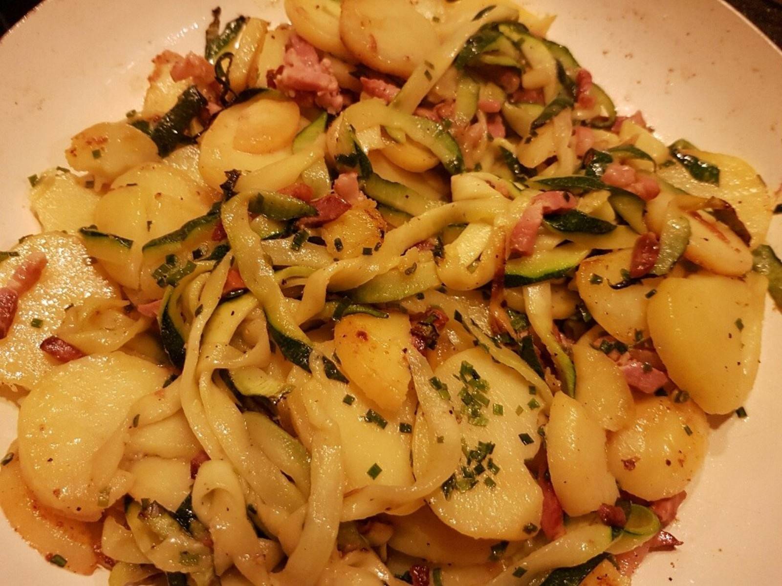 Rösterdäpfel mit Speck und Zucchinispaghetti Rezept - ichkoche.ch