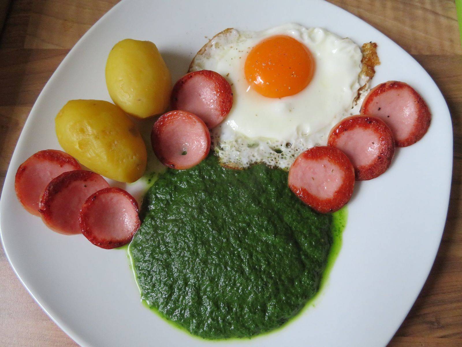 Cremespinat mit Salzkartoffeln, Spiegelei und Wurstschüsserl Rezept ...