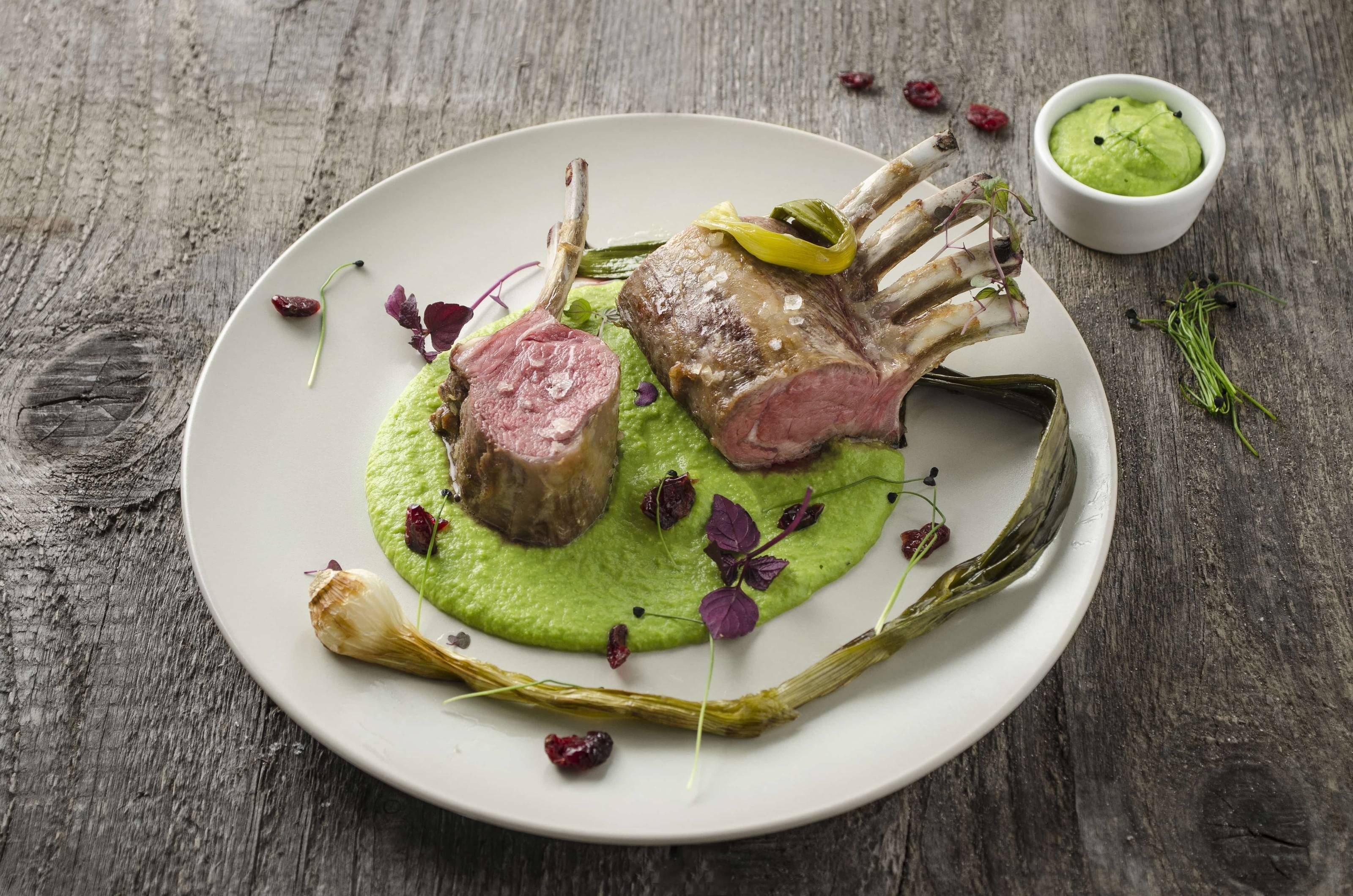 Lammkrone mit Erbsenpüree und Jungzwiebeln Rezept - ichkoche