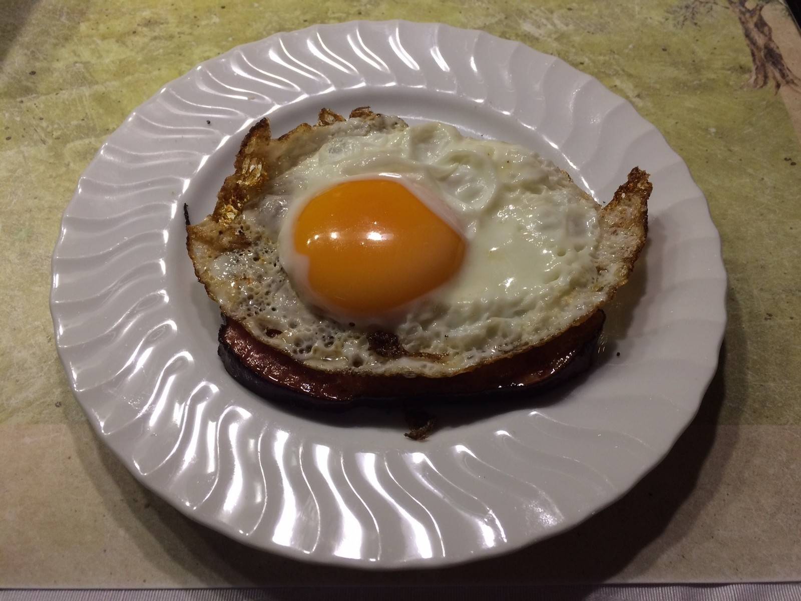 Spiegelei mit Geselchtem Rezept - ichkoche.de