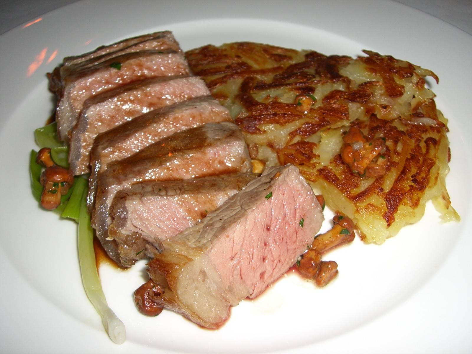 Frankfurter Beiried mit Rösti und zweierlei Gemüsen Rezept - ichkoche.at