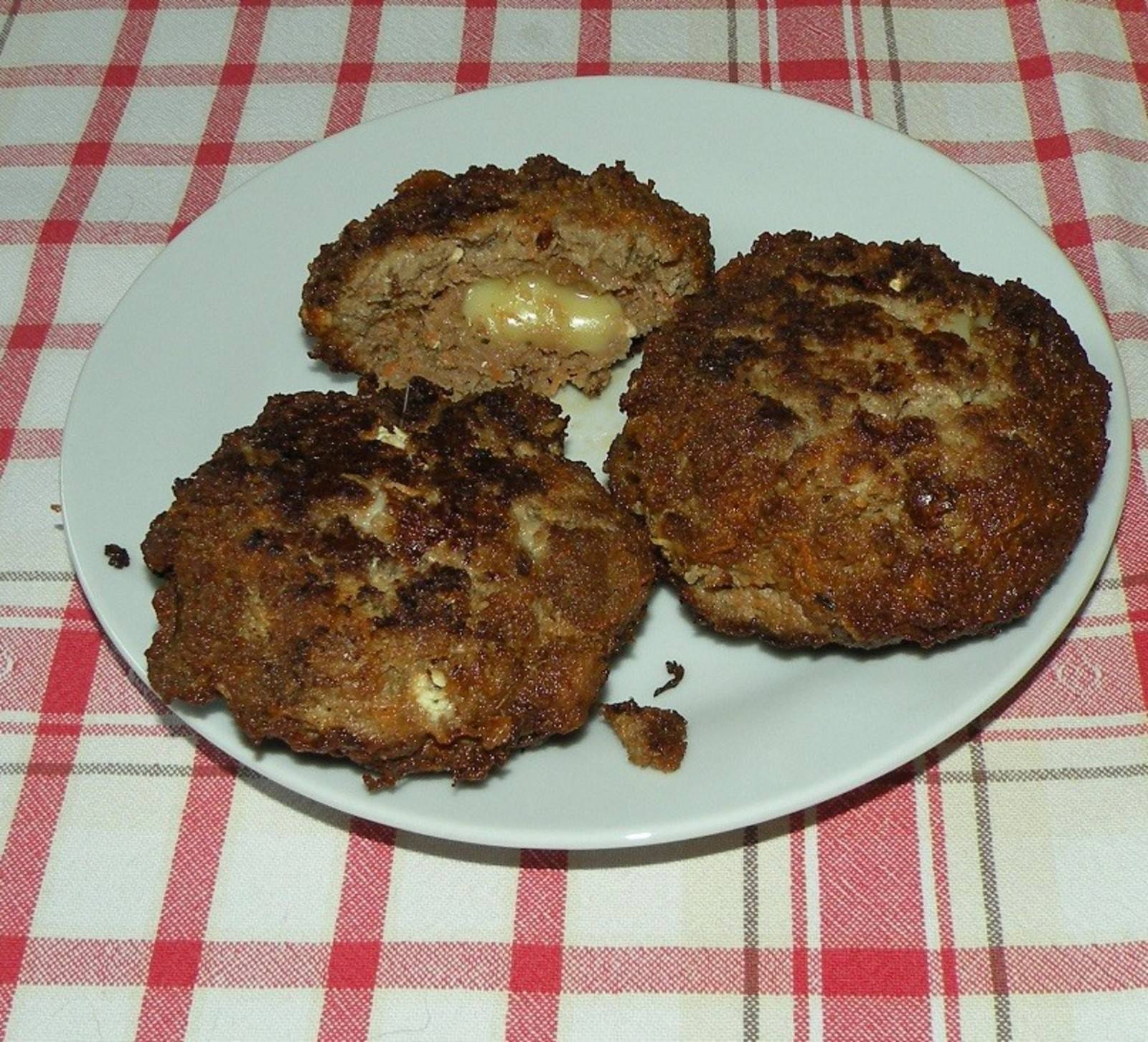 Fleischlaberl mit Käsefüllung Rezept - ichkoche.at
