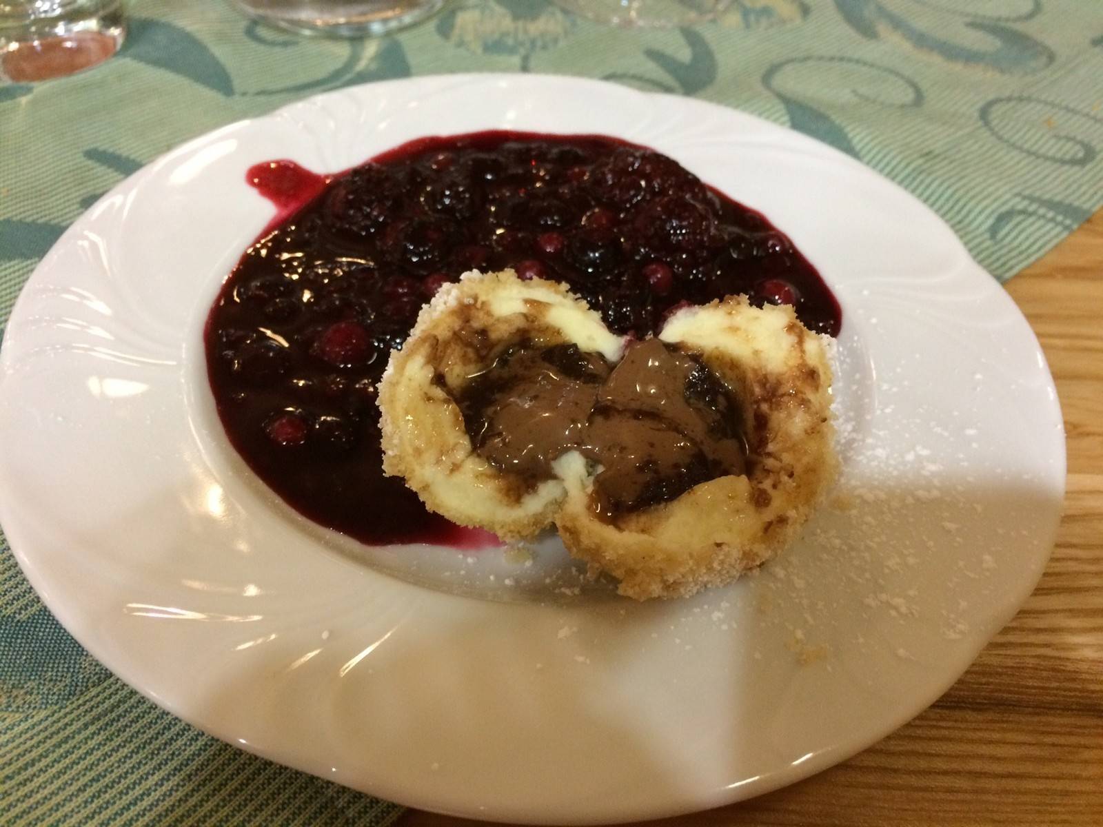 Knödel mit Schokoladenfülle Rezept - ichkoche.de