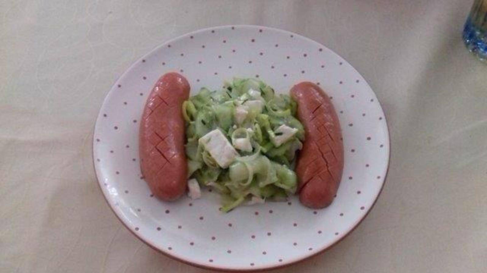 Augsburger mit Gurken-Fetasalat Rezept - ichkoche.de