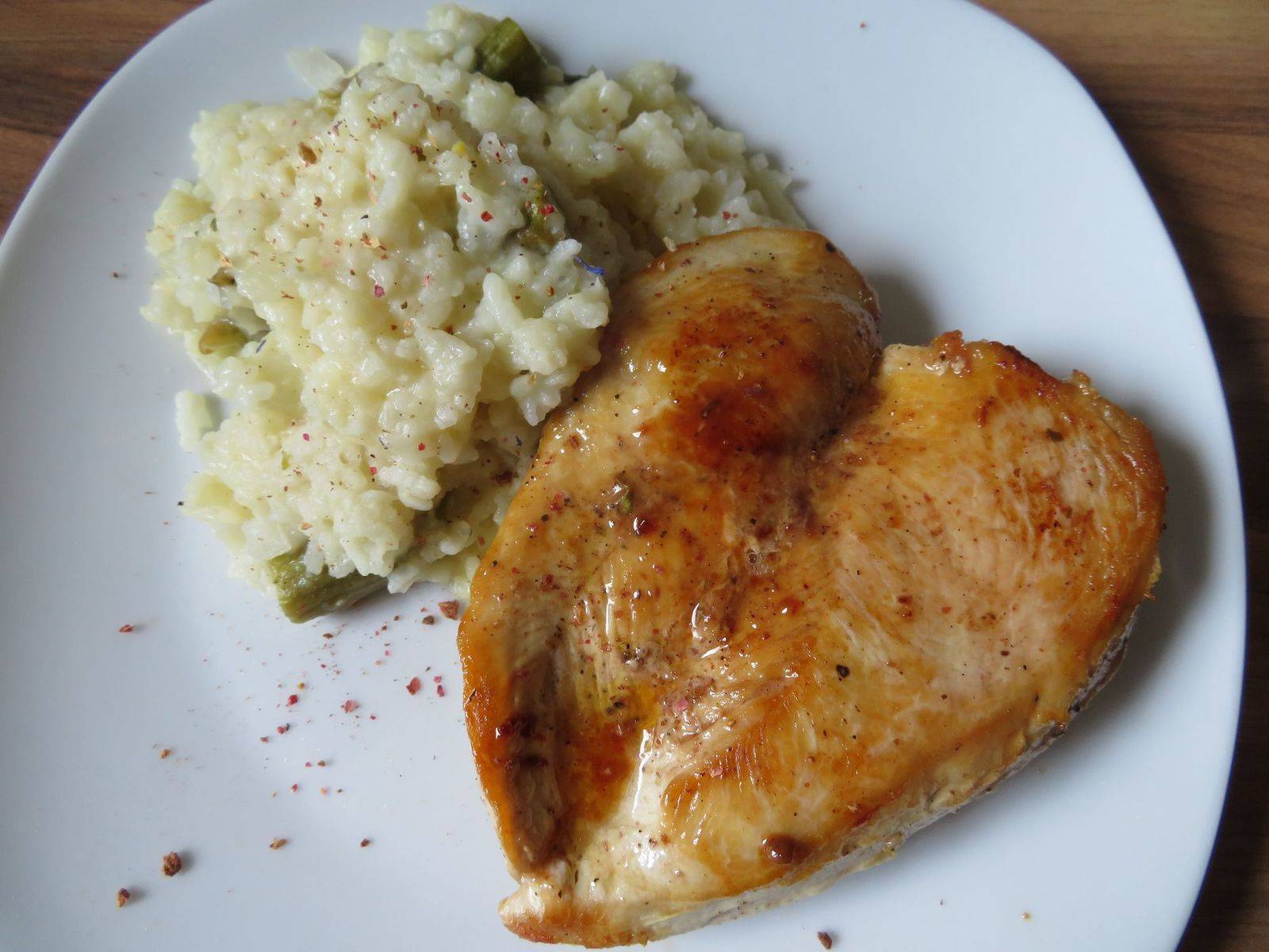 Gebratene Hühnerbrust mit Spargelrisotto Rezept - ichkoche.at