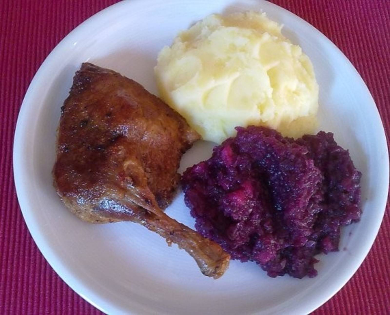 Gebratene Entenkeule mit Apfelrotkraut Rezept - ichkoche.de