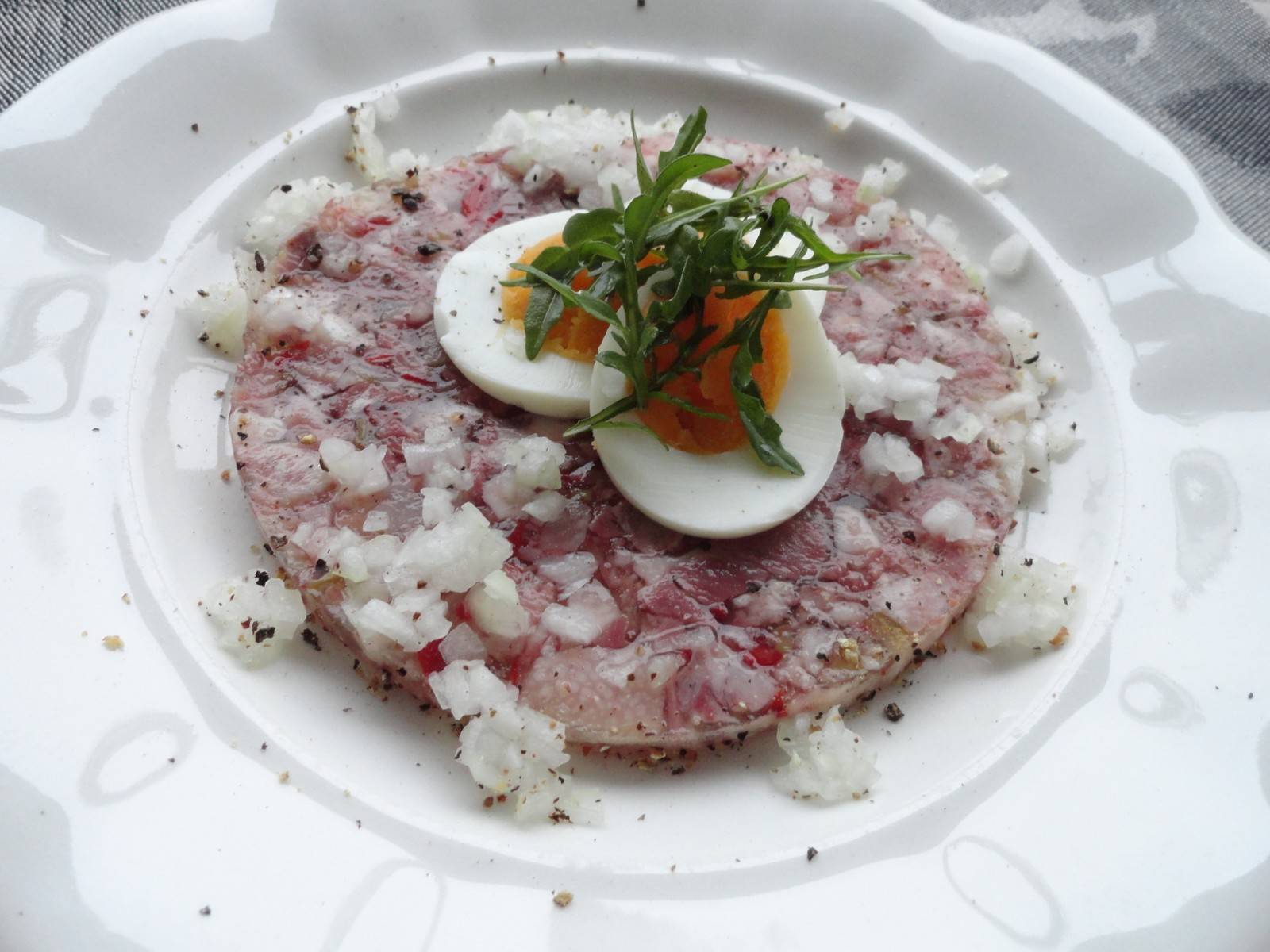 Sulz mit Zwiebel und Ei Rezept - ichkoche.at