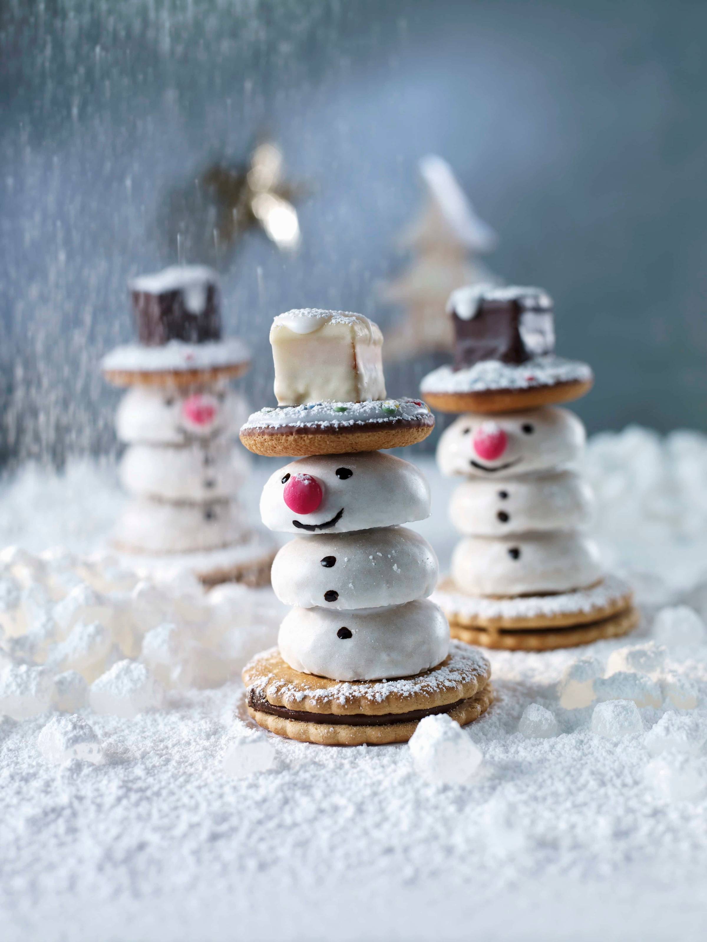 Schneemänner aus Pfeffernüssen, Keksen und Dominosteinen Rezept ...