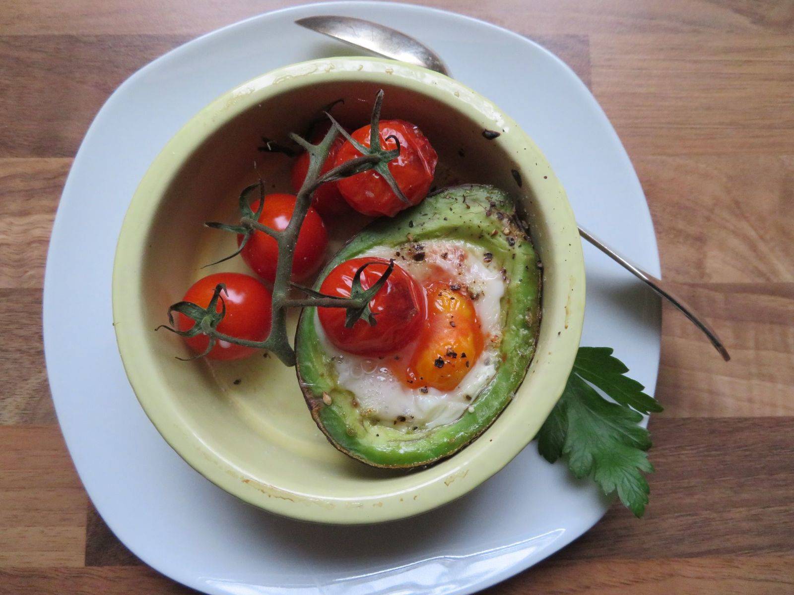 Gebackene Avocado mit Ei und Cocktailtomaten Rezept - ichkoche.ch