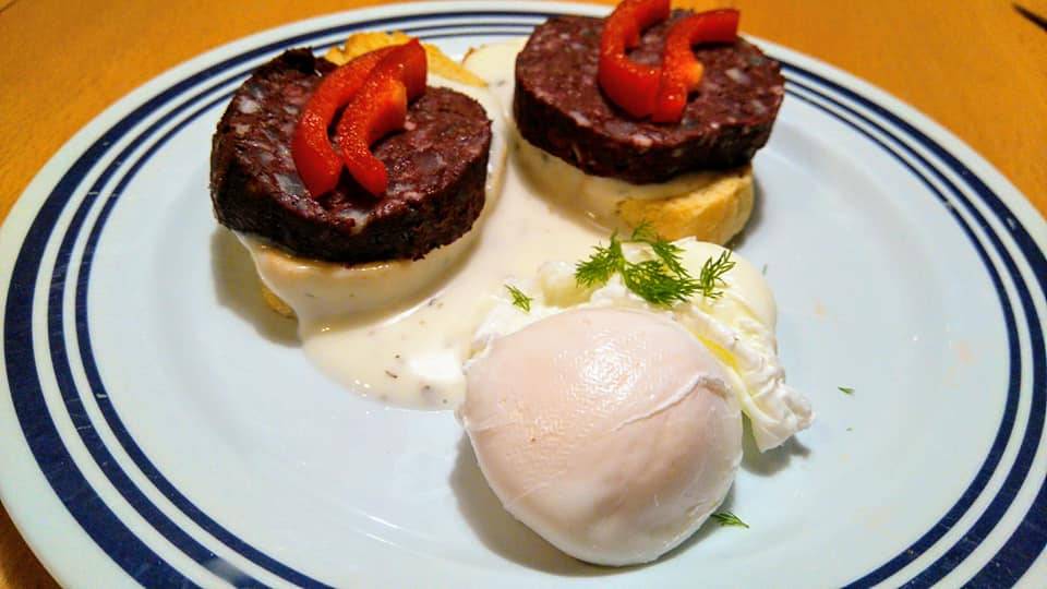 Blutwurst auf Baguette mit pochiertem Ei und Krensauce Rezept - ichkoche.de