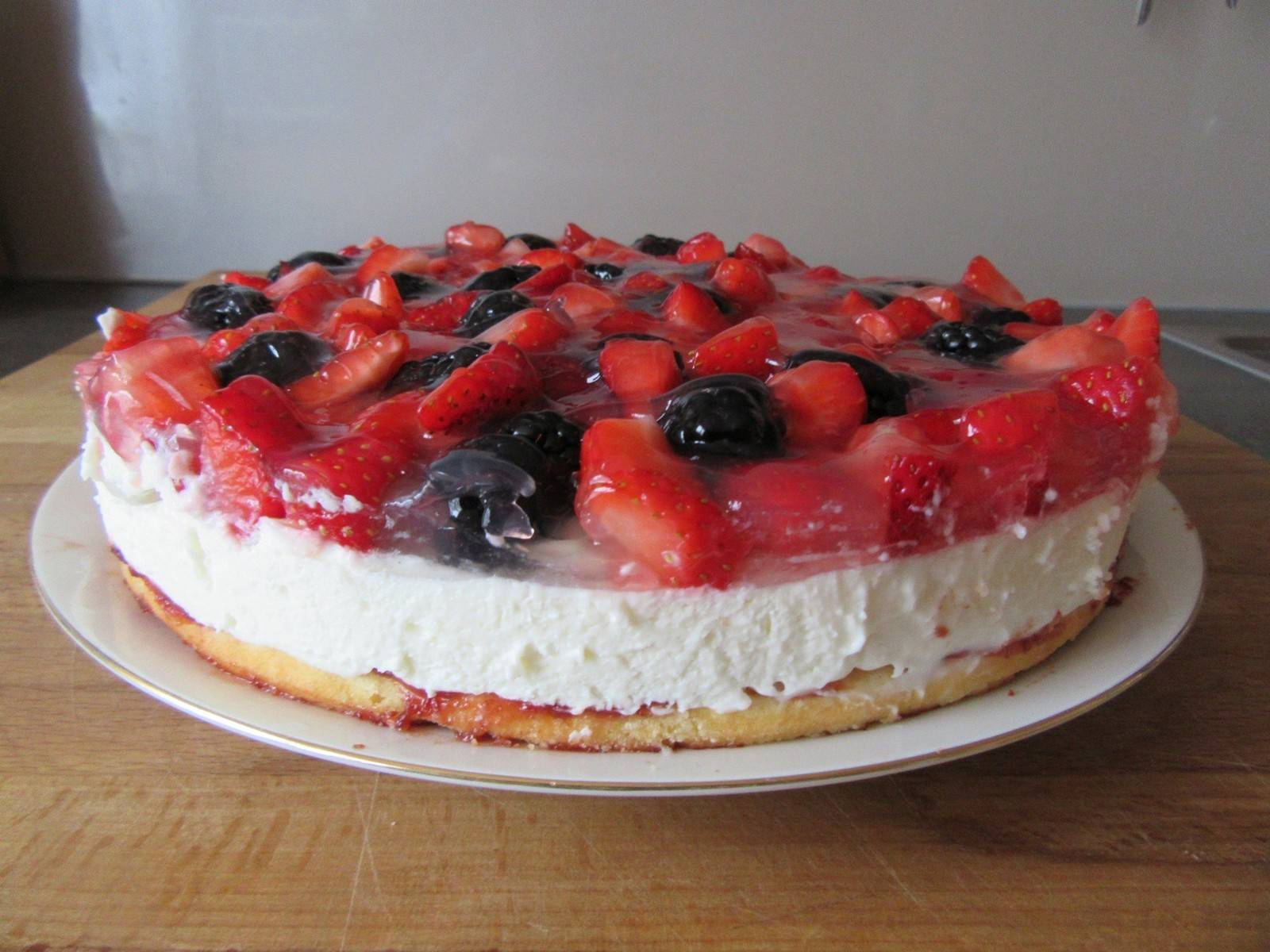 Erdbeer-Brombeer-Topfentorte Rezept - ichkoche.ch