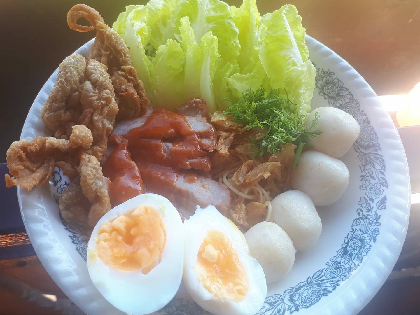 Gebackenes Schweinefleisch mit Tomatensauce und Ei Rezept - ichkoche.de