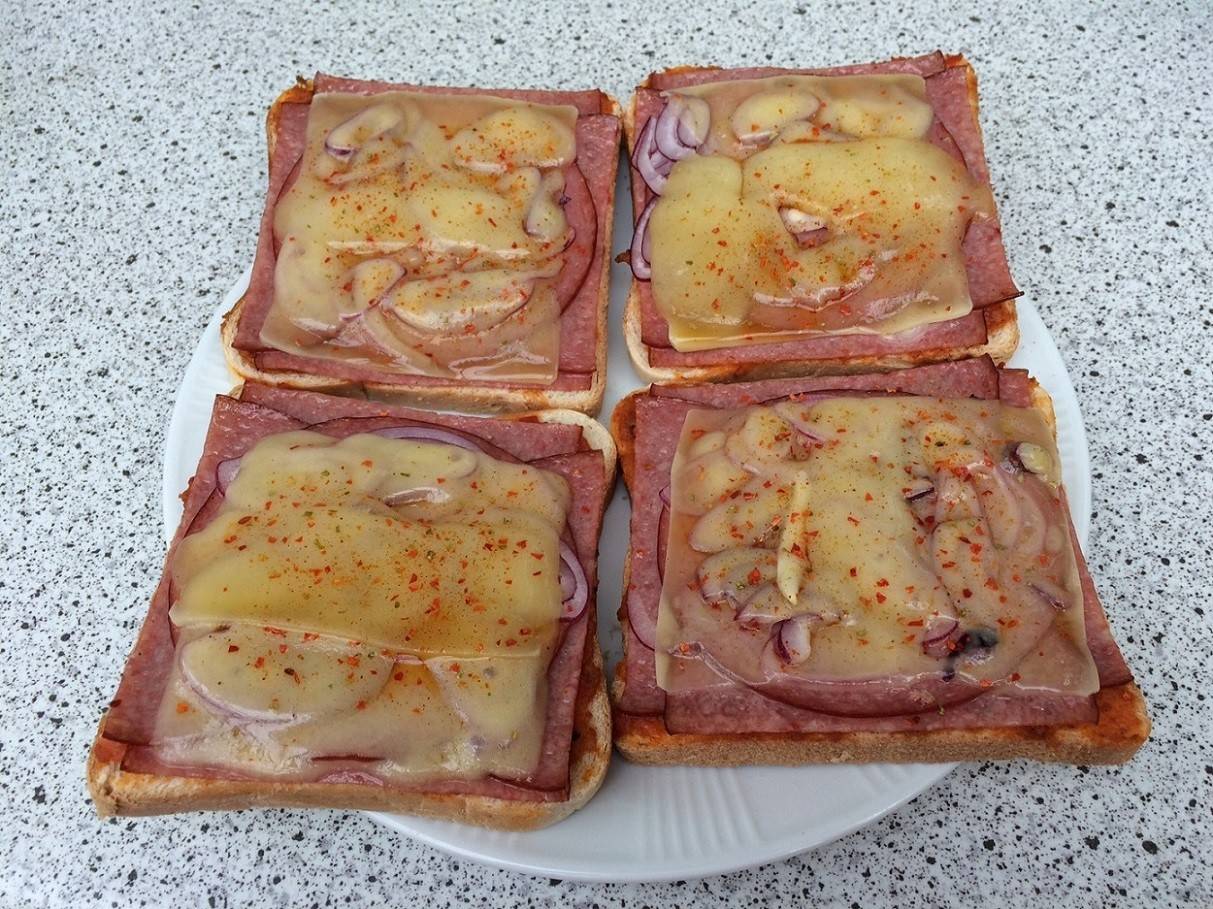 Einfache Toasts mit Zwiebel Rezept - ichkoche.de