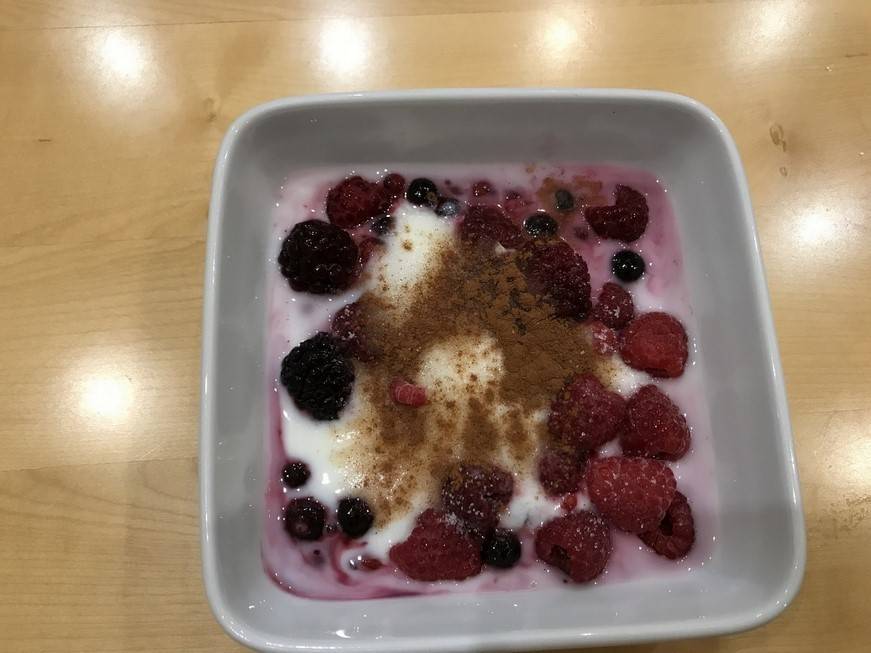 Joghurt-Topfencreme mit Beeren Rezept - ichkoche.de