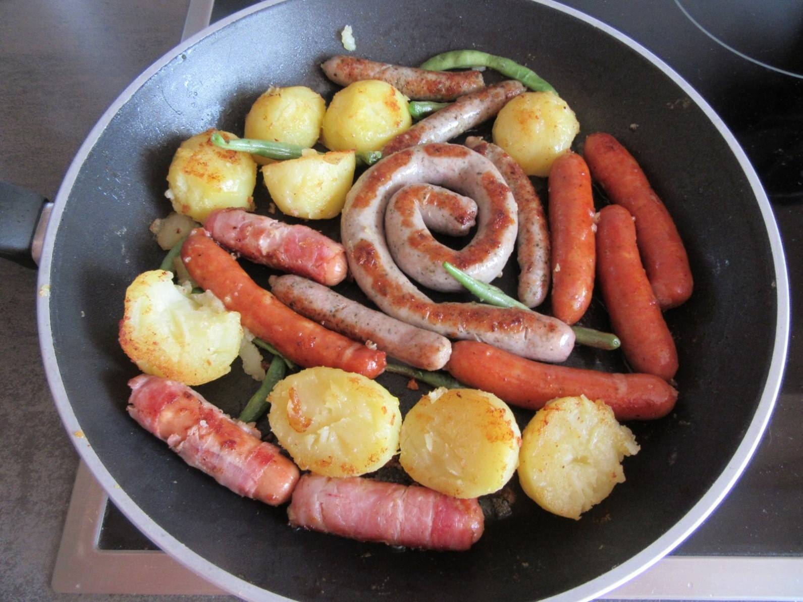 Bratpfanne mit Würstel, Bratkartoffel und grünen Bohnen Rezept ...