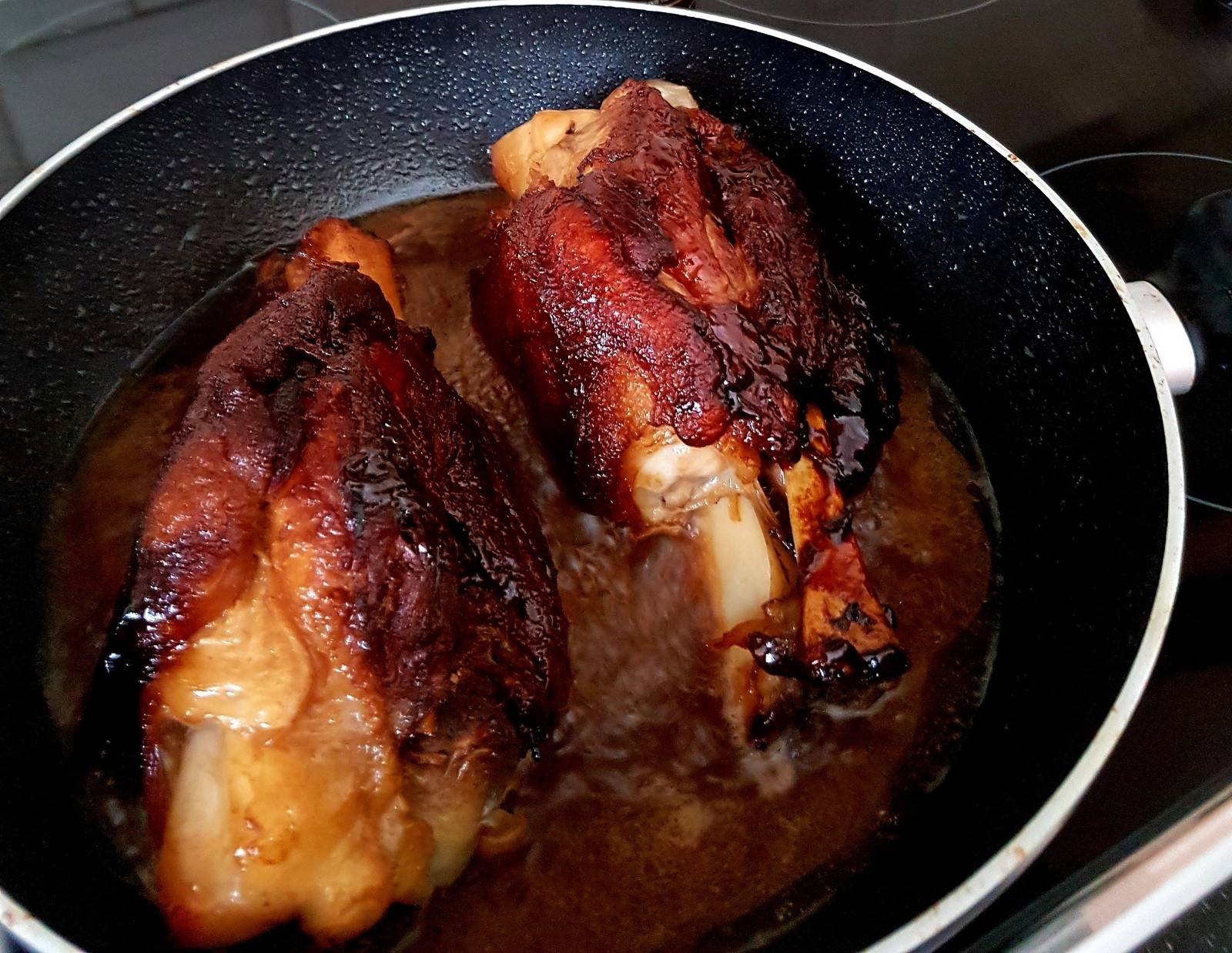 Stelze mit knuspriger Schweineschwarte Rezept - ichkoche.de