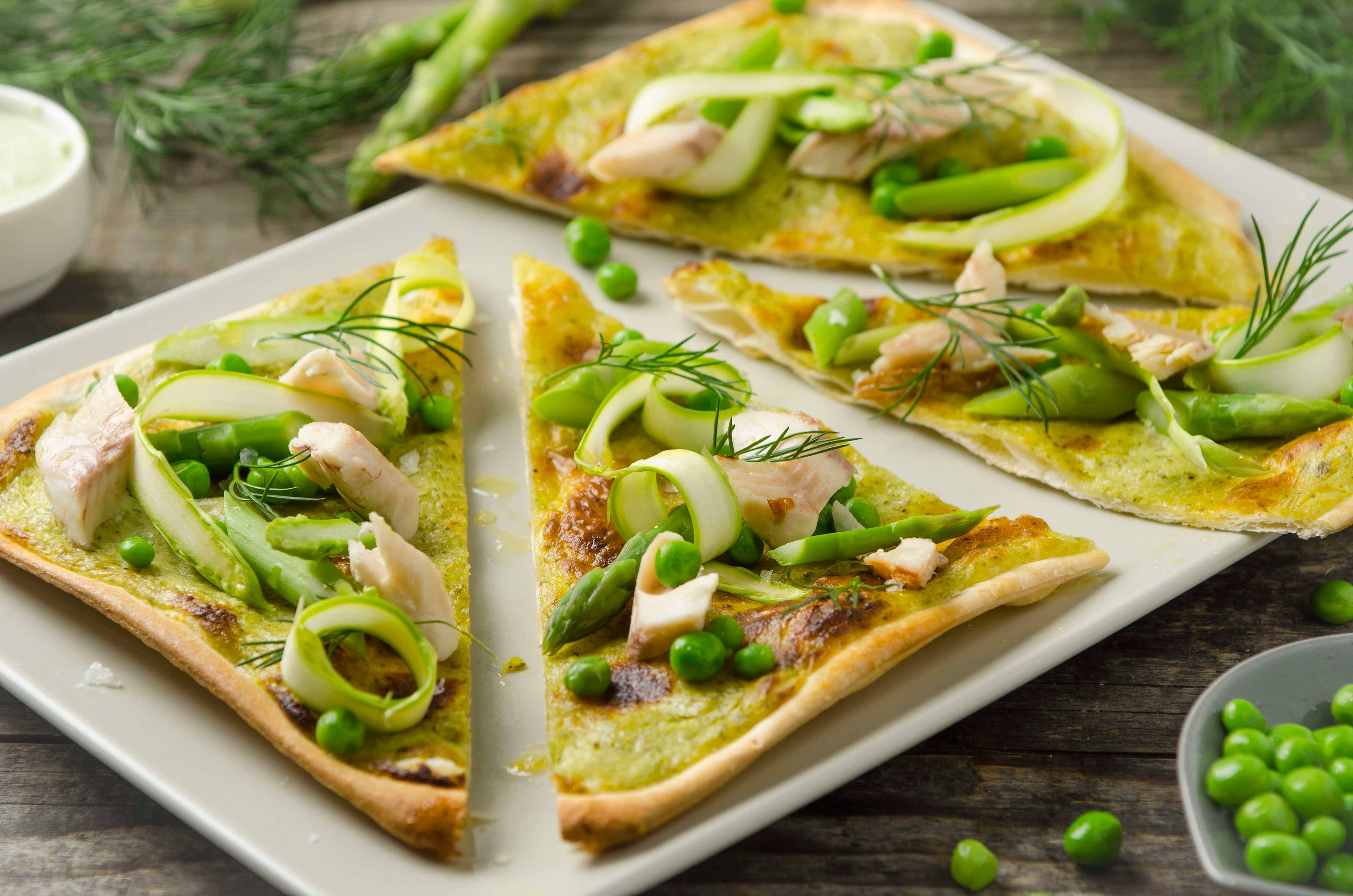 Flammkuchen mit Spargel, Erbsen und Seesaibling Rezept - ichkoche
