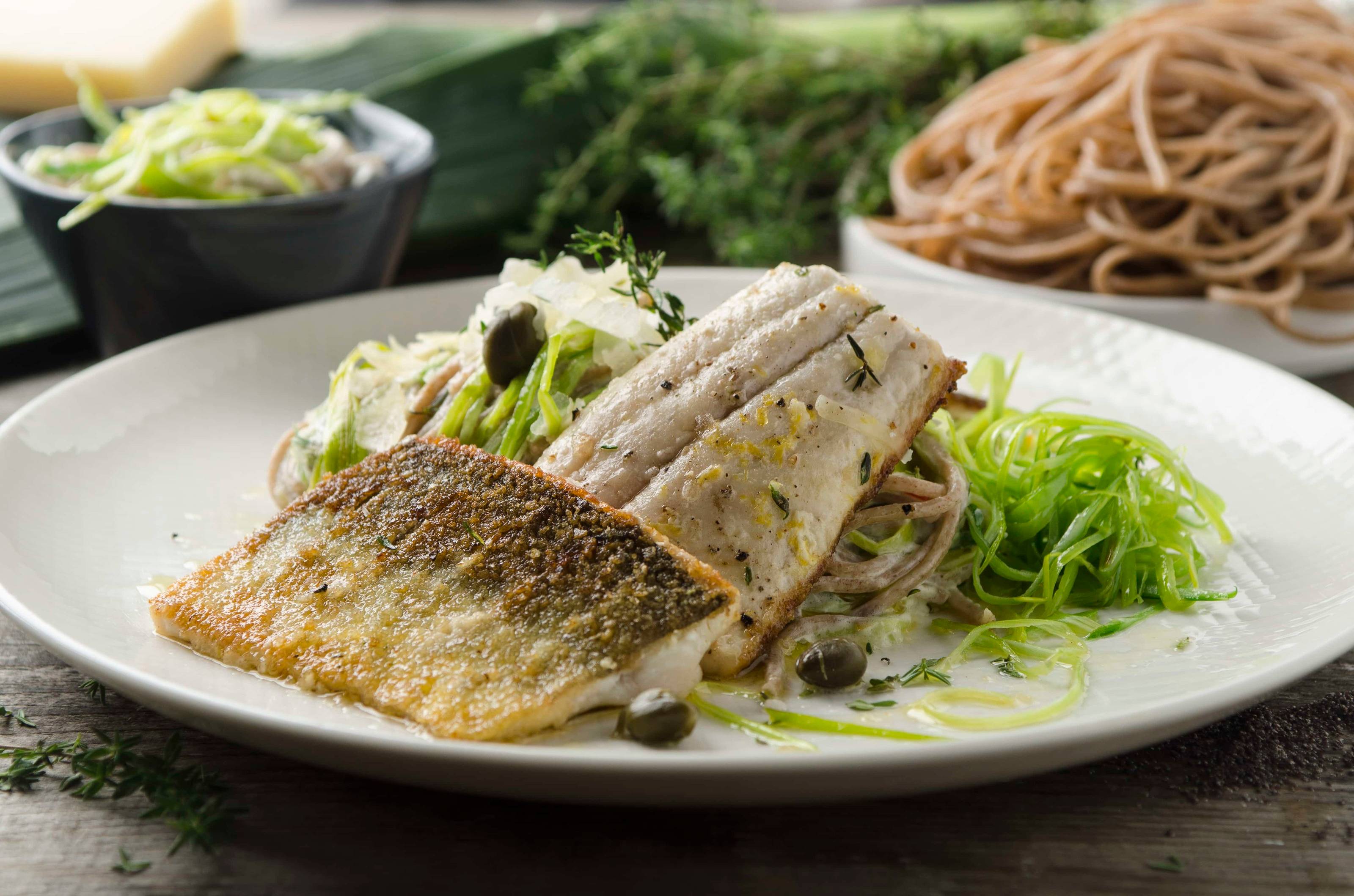 Lauchspaghetti mit gegrilltem Seesaibling Rezept - ichkoche