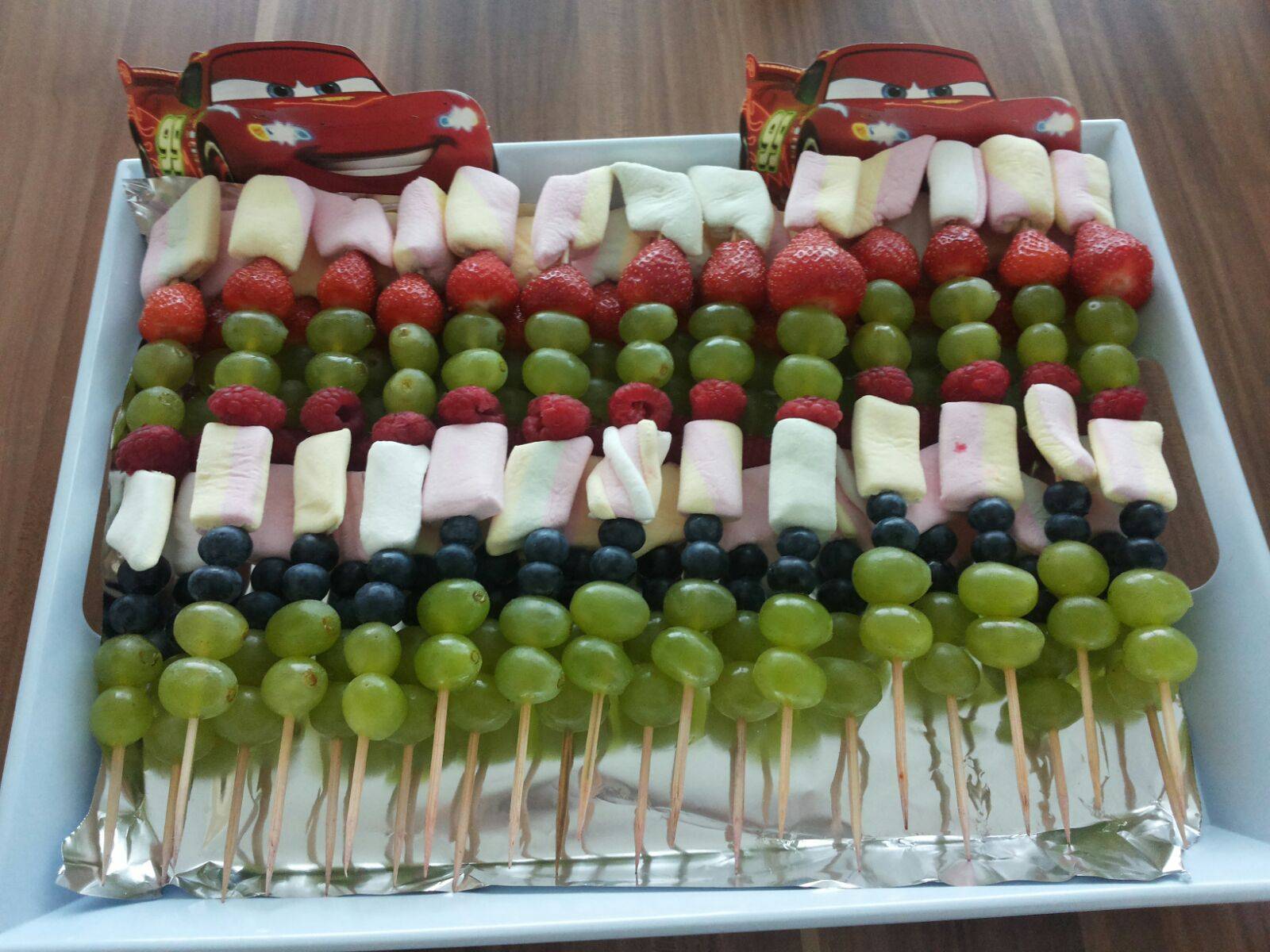 Fruchtspieße für Kindergeburtstag Rezept - ichkoche.de