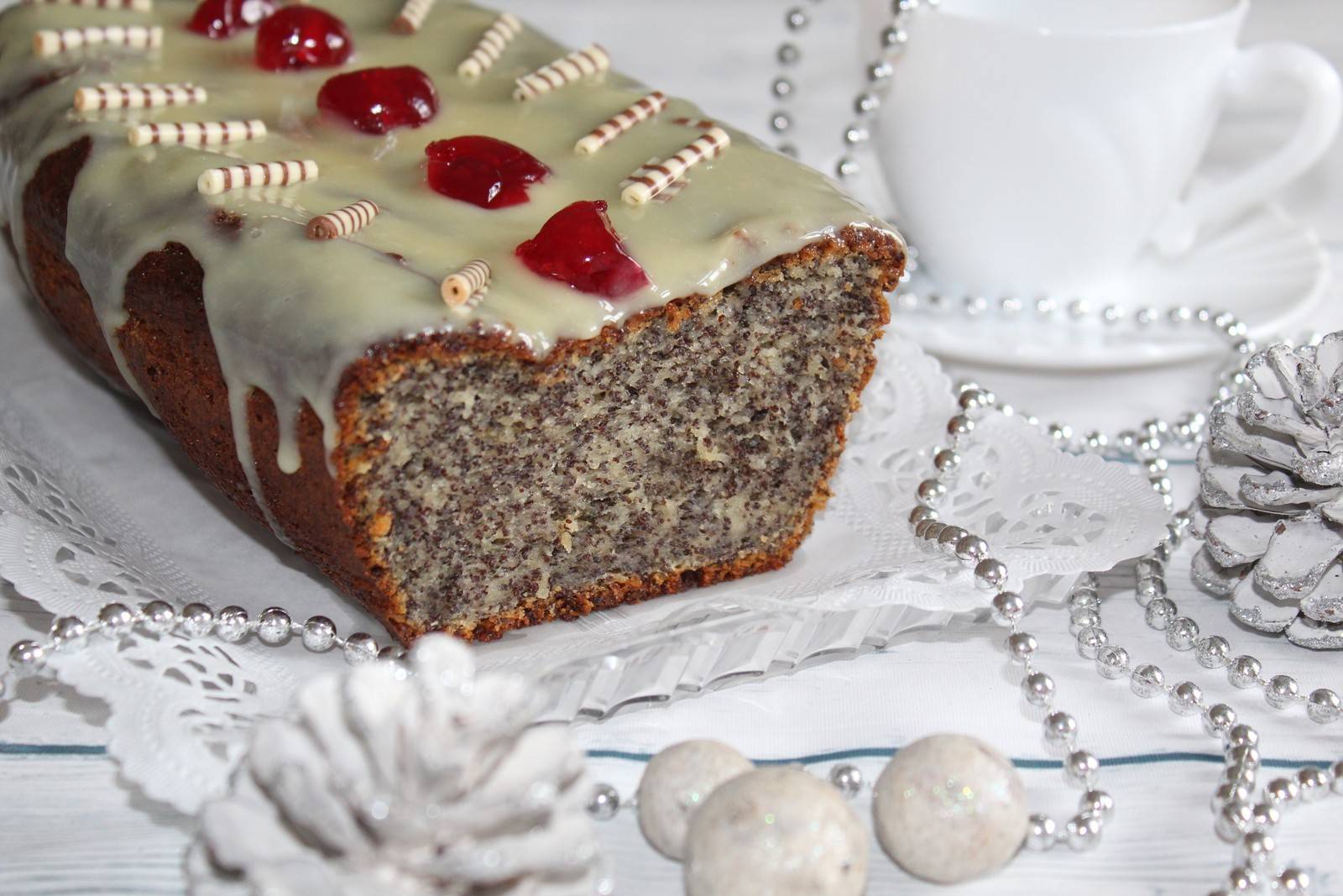 Saftiger Joghurt-Mohn-Becherkuchen mit weißer Schokoglasur Rezept - ichkoche.de