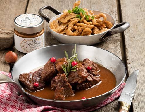 Hirschragout mit Haselnuss-Nougat Nockerl Rezept - ichkoche.at