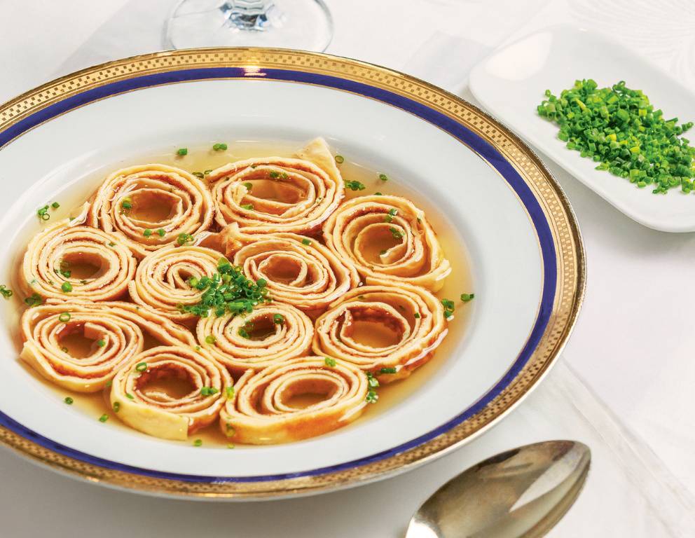 Frittatensuppe – klassische Rindsuppe mit hauchdünnen Palatschinken ...