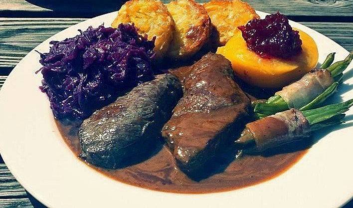 Gedünsteter Hirschbraten mit Rotkraut und Preiselbeerbirne Rezept ...