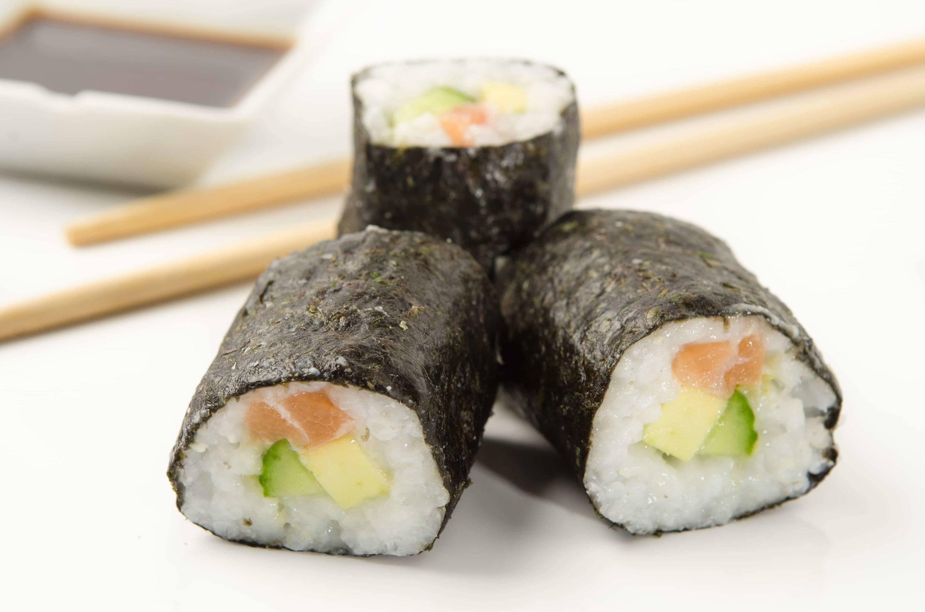 Maki mit Lachs, Gurke und Avocado Rezept - ichkoche.de