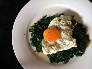 Blattspinat mit Spiegeleiern Rezept - ichkoche.ch