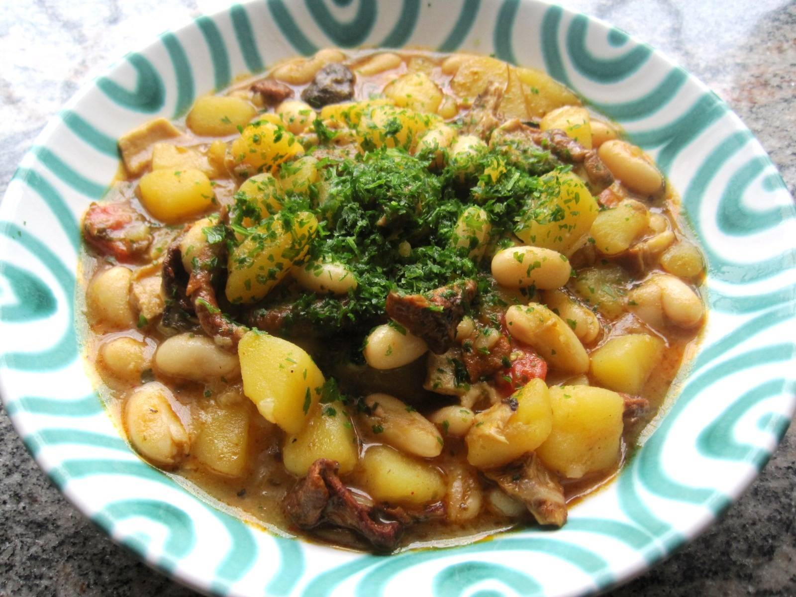 Kartoffelgulasch mit Bohnen und Pilzen Rezept - ichkoche.de