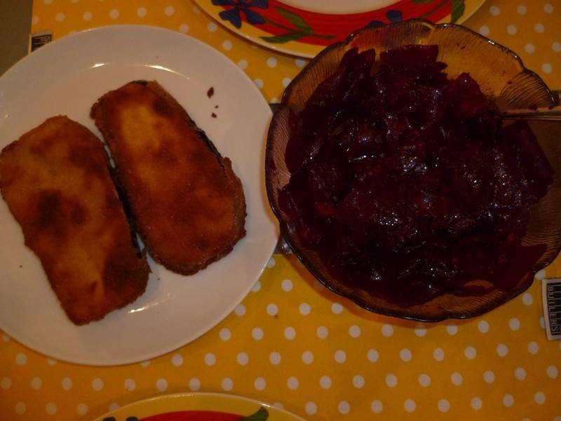 Gebackene Melanzani mit Rote-Rüben-Salat Rezept - ichkoche.at