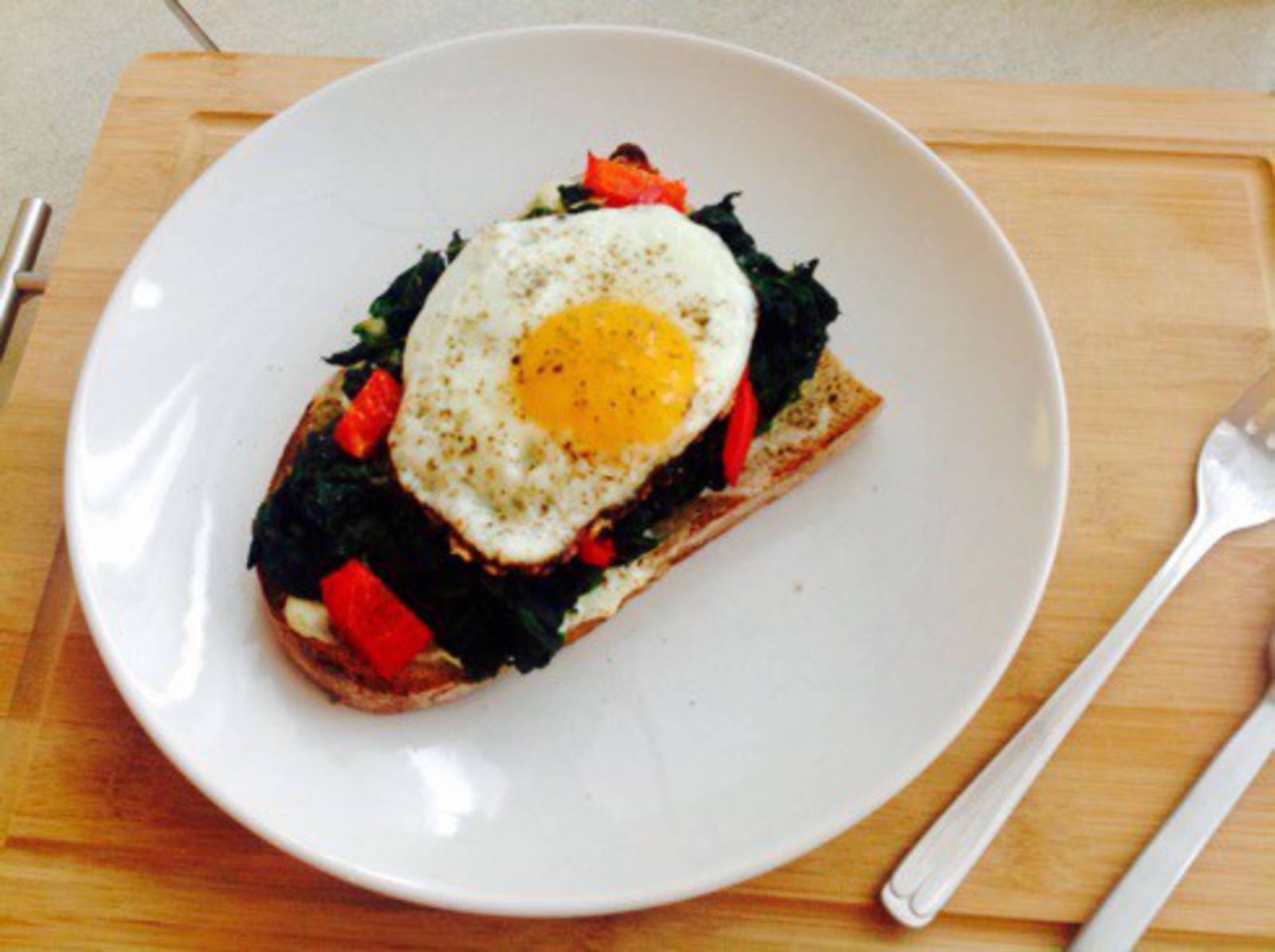 Rustikalels Bauernbrot mit Blattspinat und Spieglei Rezept - ichkoche.de