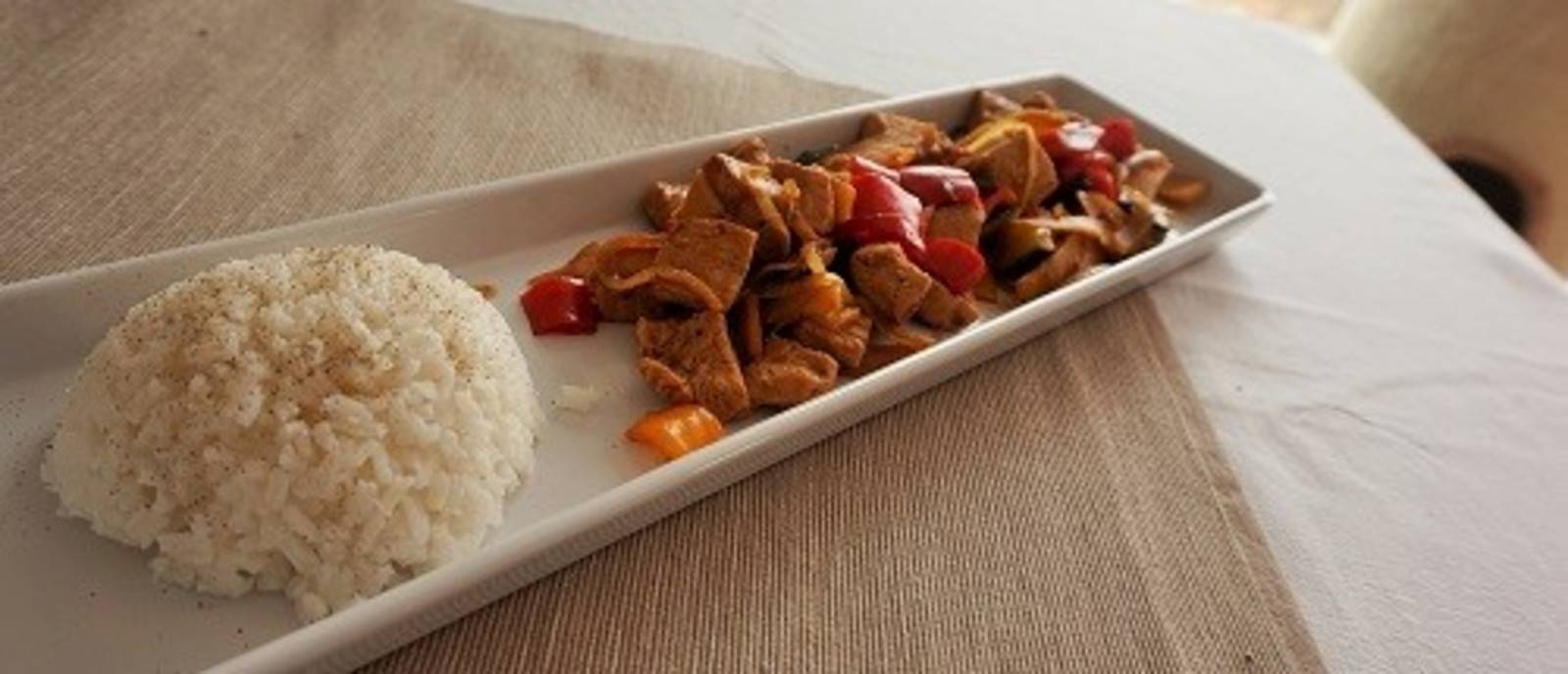 Gebratenes Huhn mit Gemüse und Thai Basilikum Rezept - ichkoche.at